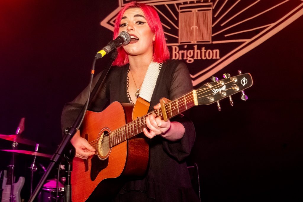 ‘No Worries’ for Emily Capell as she puts on a fabulous ‘Bonanza’ in ...