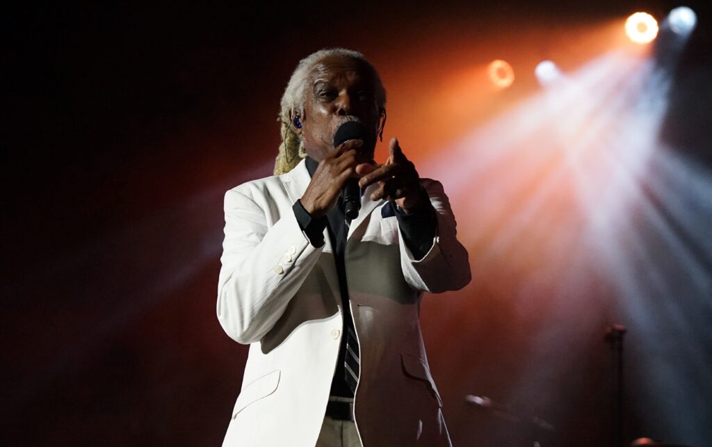 Billy Ocean performs by the sea in Brighton – Brighton and Hove News